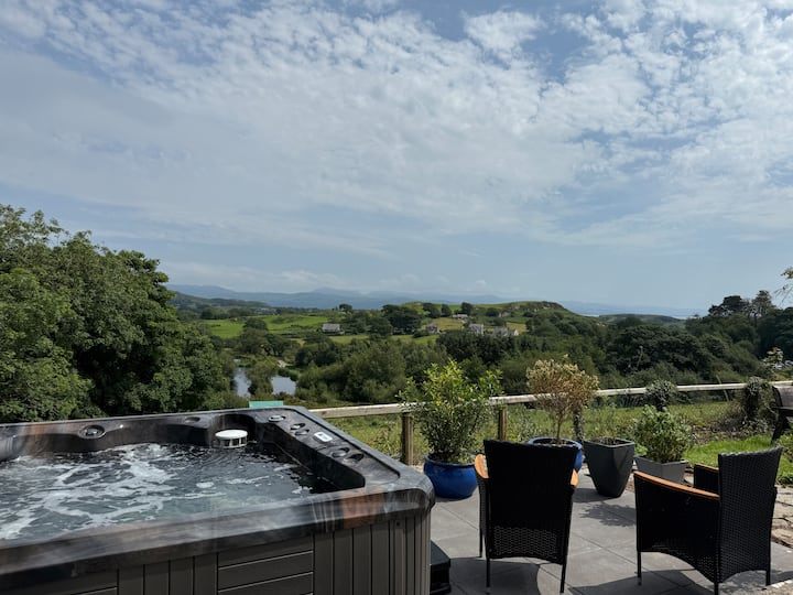 Scenic Retreat For 8 + Hot Tub - Criccieth
