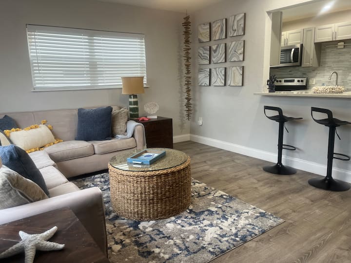 Cocoa Beach Getaway, 2 Min Walk To Beach - Cocoa Beach, FL