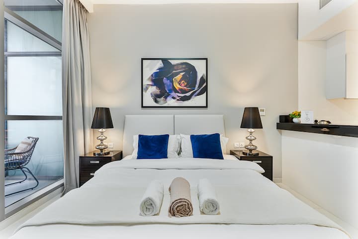 October Staycation | Ac Comfort + Netflix & Pool - Dubai