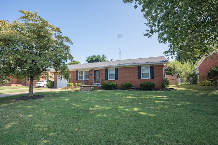 Bluegrass Den | Entertainment Shop + Cozy Stay - Owensboro, KY