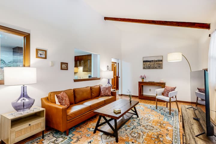 Spacious 2 Br W/ Free Parking - 康科特