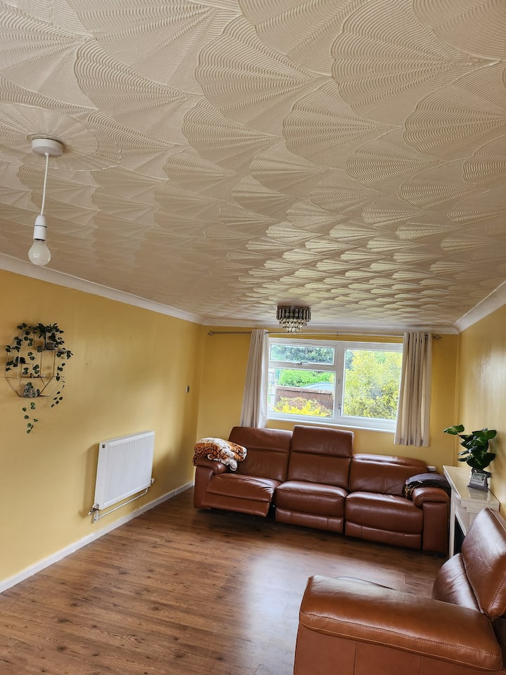 Spacious, Free Parking, 9 Mins Elland Rd, Nr Town - Leeds