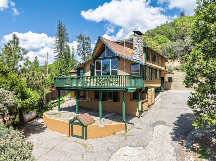 Bass Lake Lakeview Luxe With Boat Slip & Marina - Bass Lake, CA