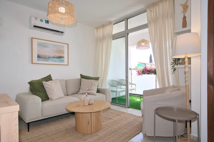 Cosy Charming Balcony Suite - Nicosia
