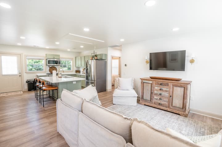 Luxurious Haven | Spacious & Quiet Four Bedroom - Goose Creek, SC