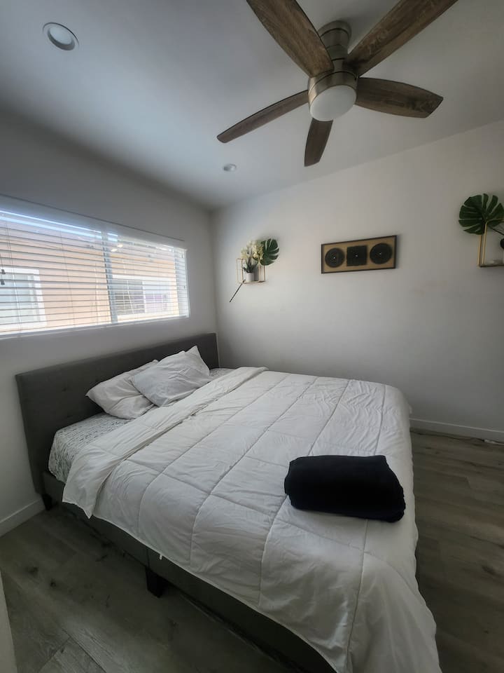 #15 King Bed Suite Disney Knotts Family - Bellflower, CA