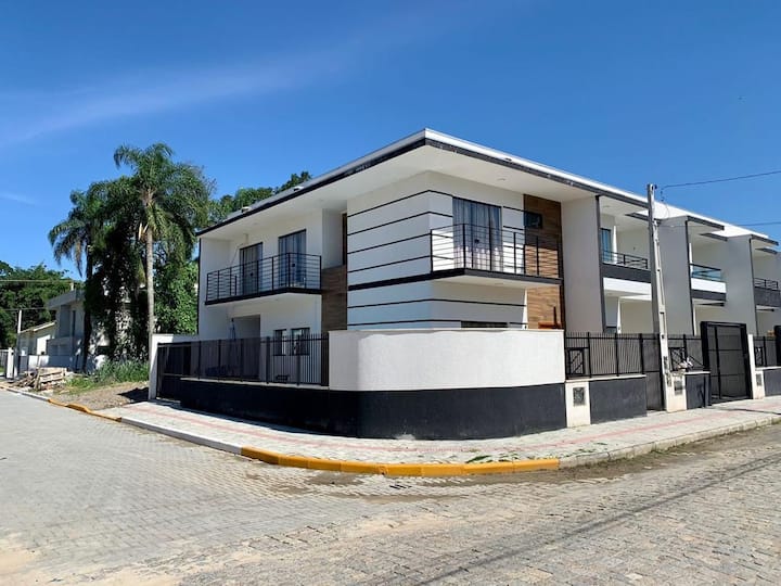 Casa De Alto Padrão De 3 Quartos - Penha