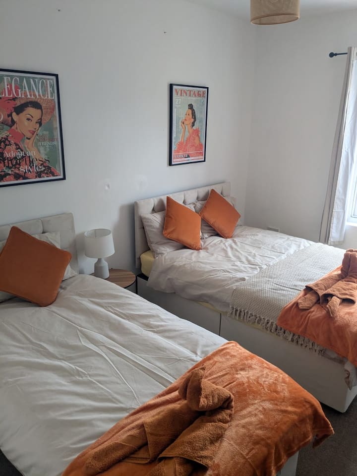 Saffron&space *Parking *Sleeps 5 - Swindon