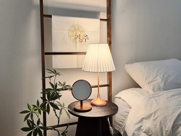 경주 관광지 근거리 6인 감성숙소/다이슨에어랩/ 스탠바이미/커피머신/빔완비/무료자전거 2대 - Gyeongju-si