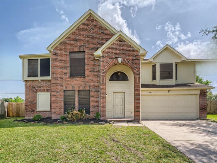Spacious Home With Huge Yard |*Near Airport* - Humble, TX