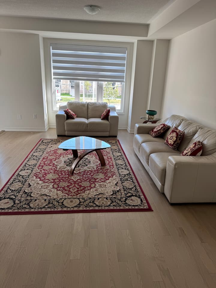 Lavish Whitby Retreat|modern Comfort Near 401 - Ajax