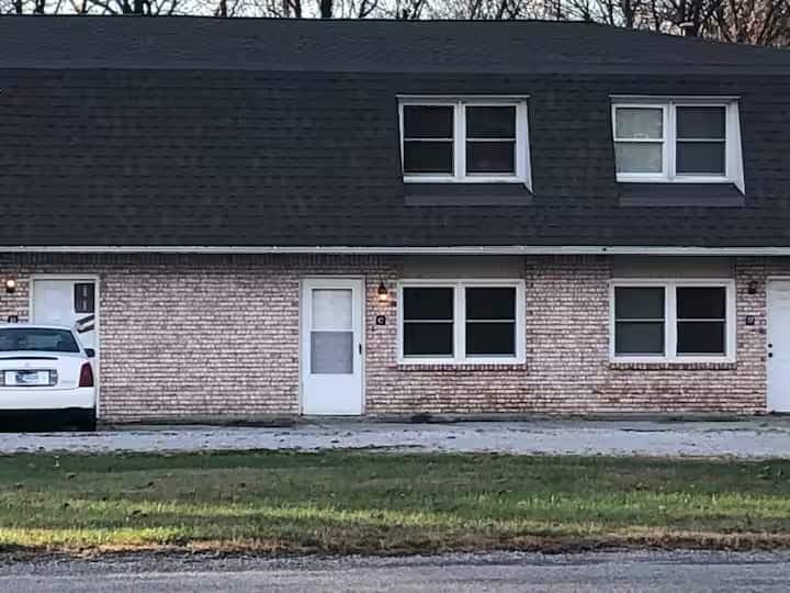 2 Bedroom Apt In Quiet Area - Vincennes, IN