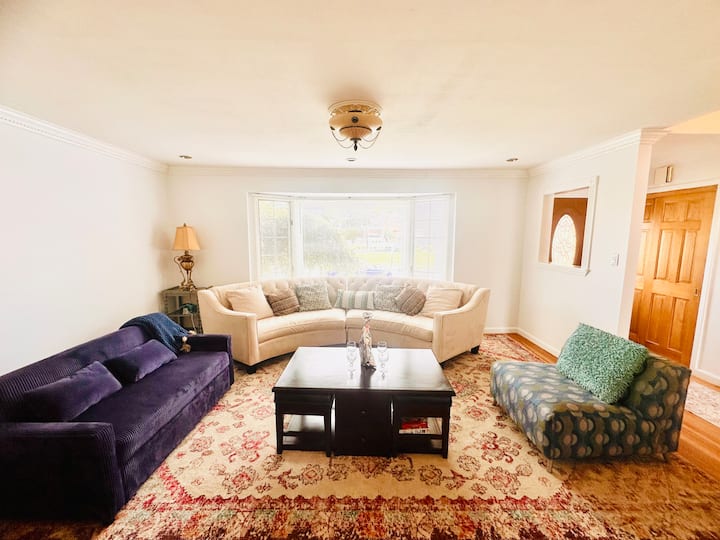 Spacious 5br Home | Sleeps 10 | Near Nyc & Beaches - Woodbury, NY