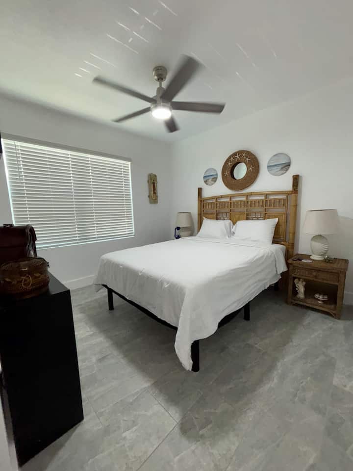Private Bed, Bath + Kitchenette - Jensen Beach, FL