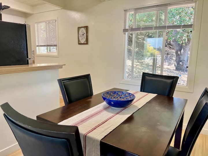 1br • Walk To Caltrain • Quiet • Parking + Laundry - Redwood City, CA
