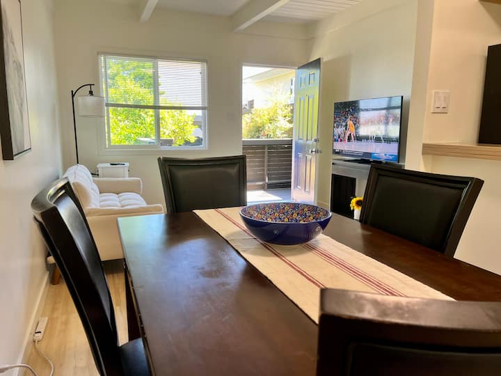 San Mateo County Stay | Walk To Caltrain + Parking - Redwood City, CA