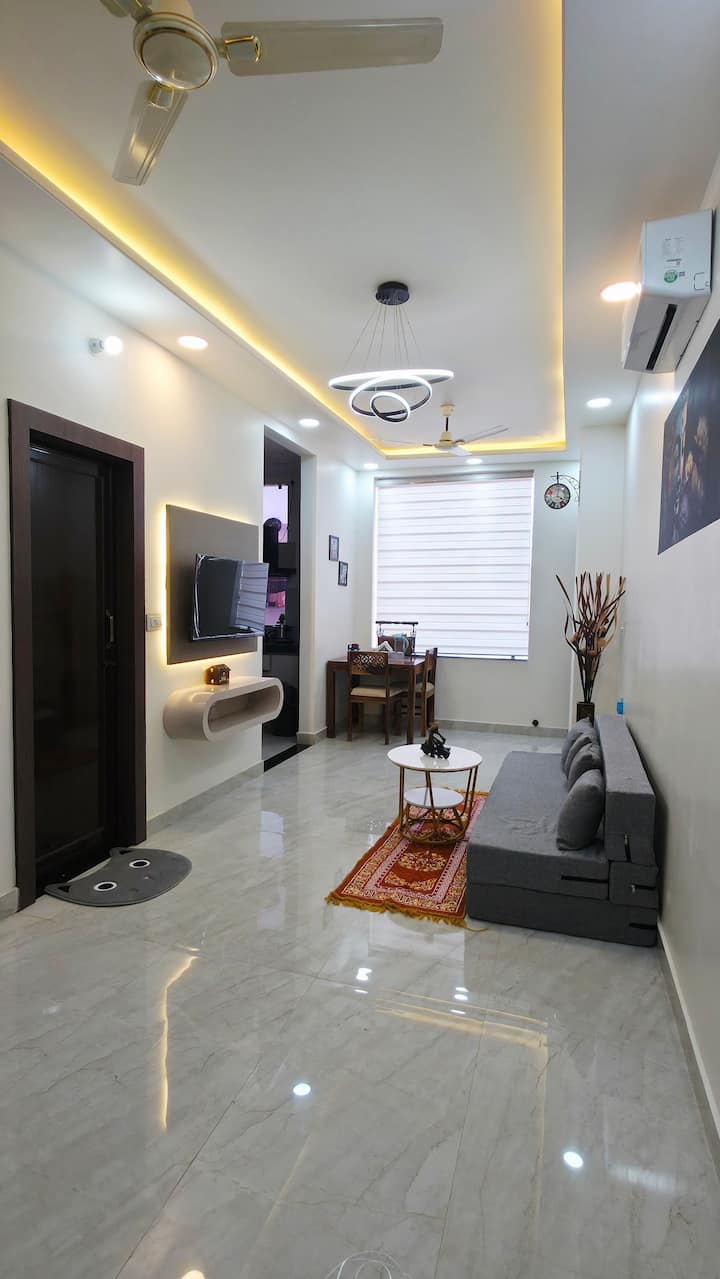 Luxe 2bhk | Stream, Snacks & Top 5% Airbnb Home - Jaipur