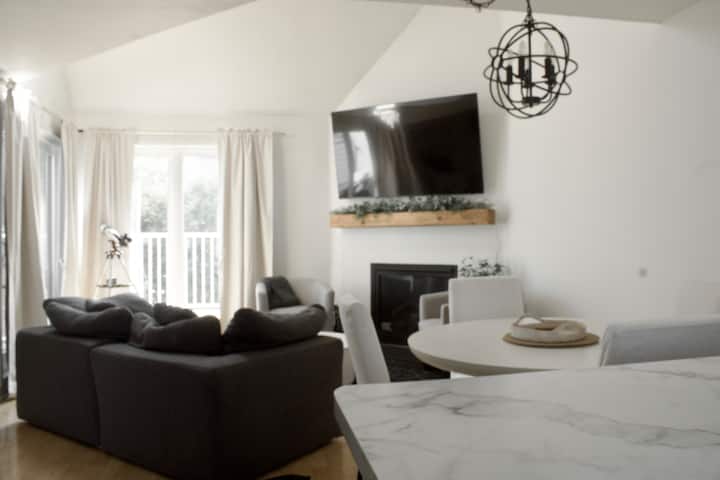 Cozy Loft: 2 Bed, 2 Bath, Fireplace & Jetted Tub - Collingwood