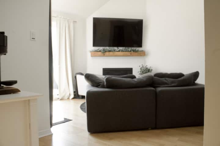 Cozy Loft: 2 Bed, 2 Bath, Fireplace & Jetted Tub - Collingwood