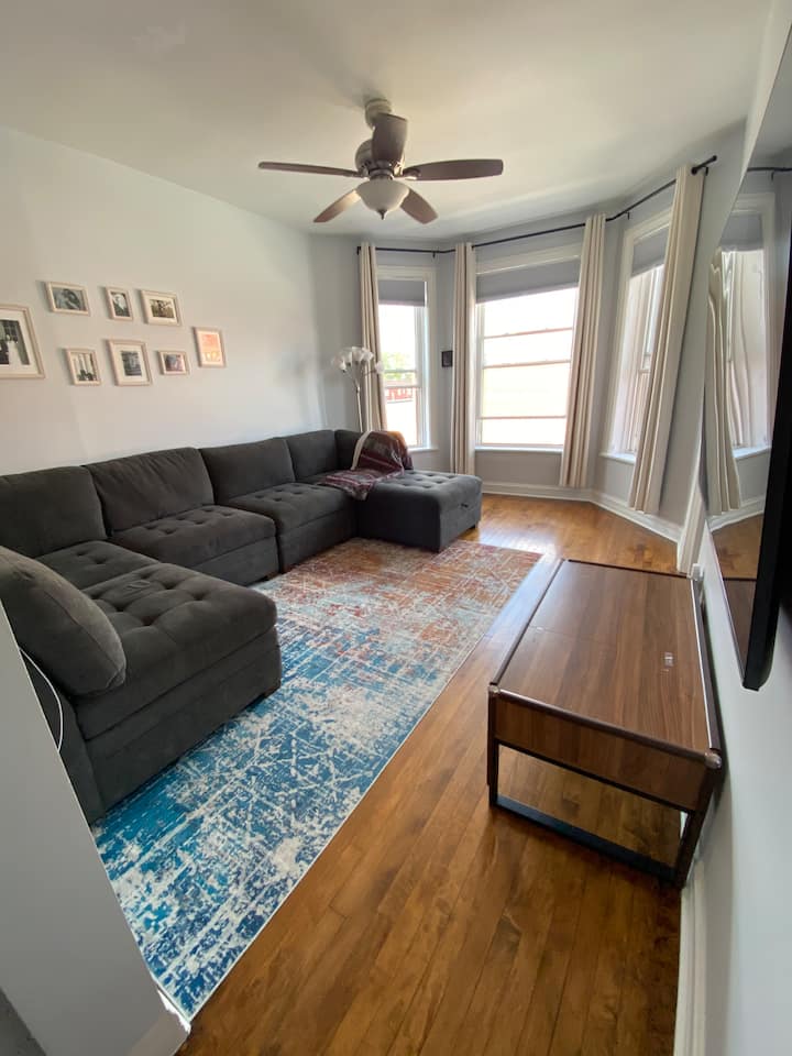 Cozy Top Floor-logan Square Apartment - Chicago