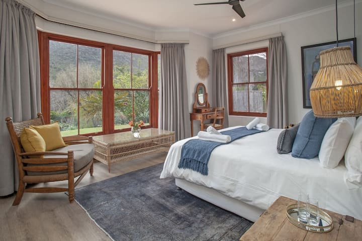 Mountain View Room And Stunning Pool B&b - Hermanus