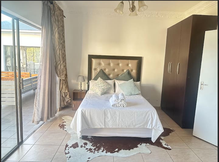 Double Bed, Ensuite + Balcony - Underberg