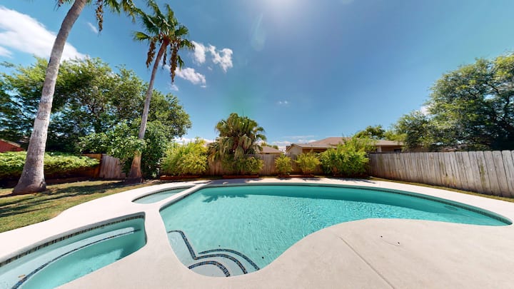 Relaxing 3br|2ba Getaway + Pool - Brownsville, TX