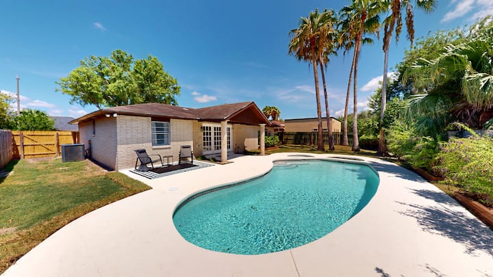 Relaxing 3br|2ba Getaway + Pool - Brownsville, TX