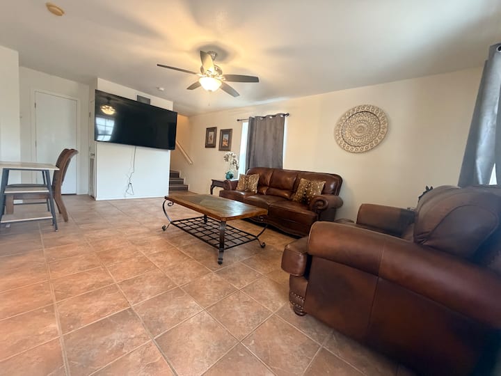 Secluded Comfort 4 Bedroom Guesthouse - Roma, TX