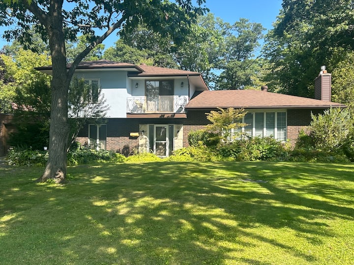 Twin Oakes Executive Home - Sault Ste. Marie