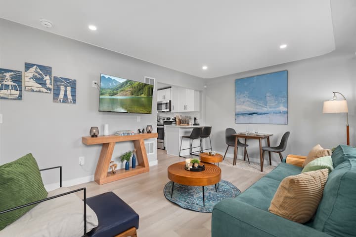 Modern Townhouse W/ Hot Tub Near Sloan’s Lake - Denver, CO