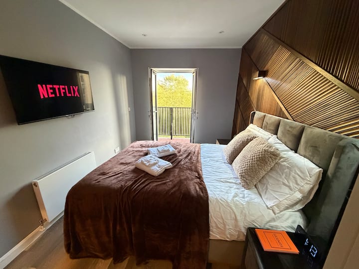 Luxury 2br Flat | Balcony & Prime Location - Ilford