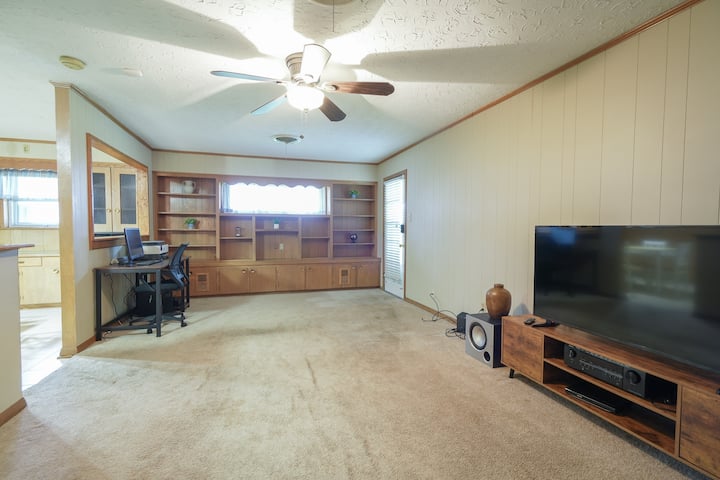 Pet-friendly 4br Retreat • Near Parks & Dining - Baytown, TX