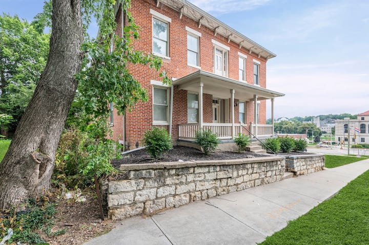 1br Getaway – Historic Charm In Prime Location - Saint Joseph, MO