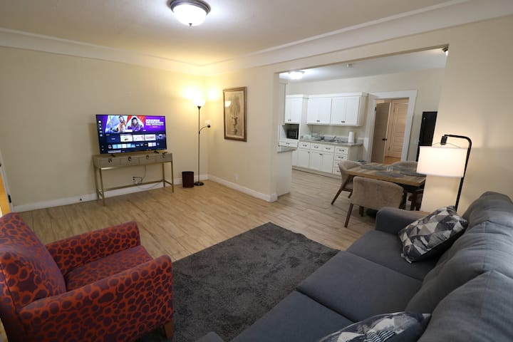 Edens King Suite | Private Entry & Parking - El Paso, TX
