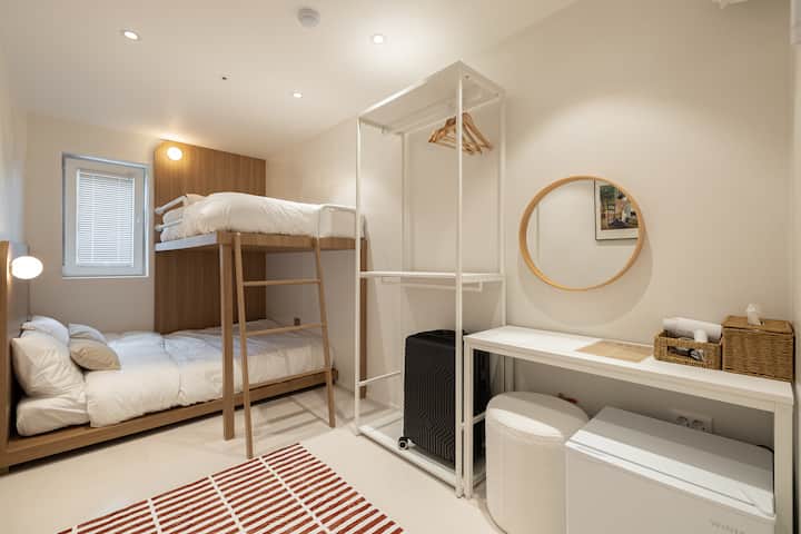 New조식]디럭스 트윈룸#홍대3분#짐보관#감성숙소#공항버스1분#조식제공#호텔침구 - Seoul