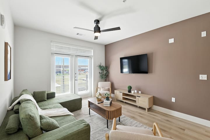 95 Luxury 2b | Golf Simulator & Pool | Downtown Fw - Ryan Place - Fort Worth