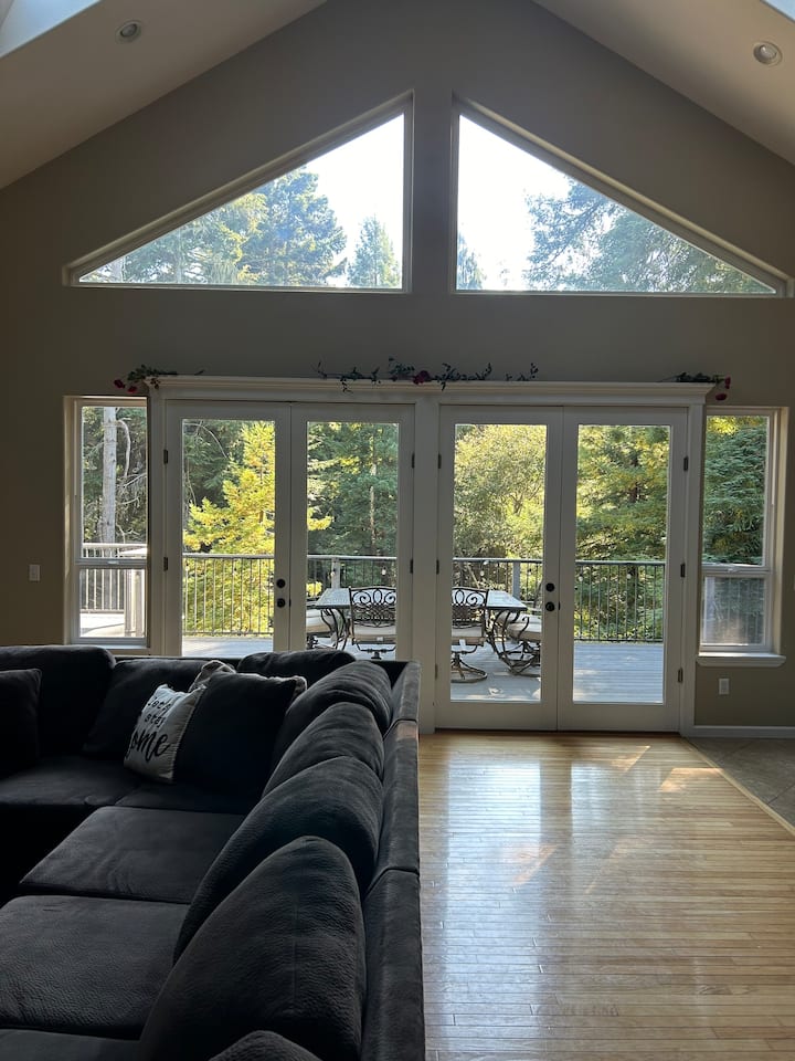 Eureka Getaway (Upstairs Only) - Eureka, CA