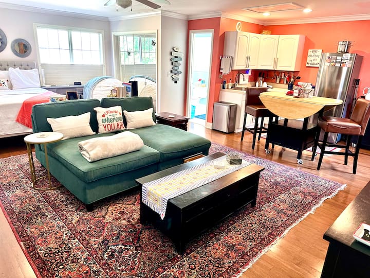 Uptown W/garage, Wash & Fold, Housekeeping, Treats - Charlotte, NC