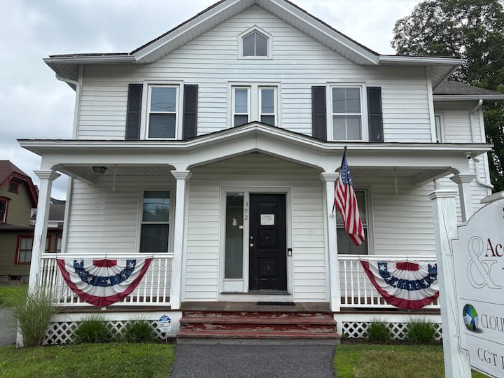 Torrington 4br Near Theatre - Highland Lake, Winsted