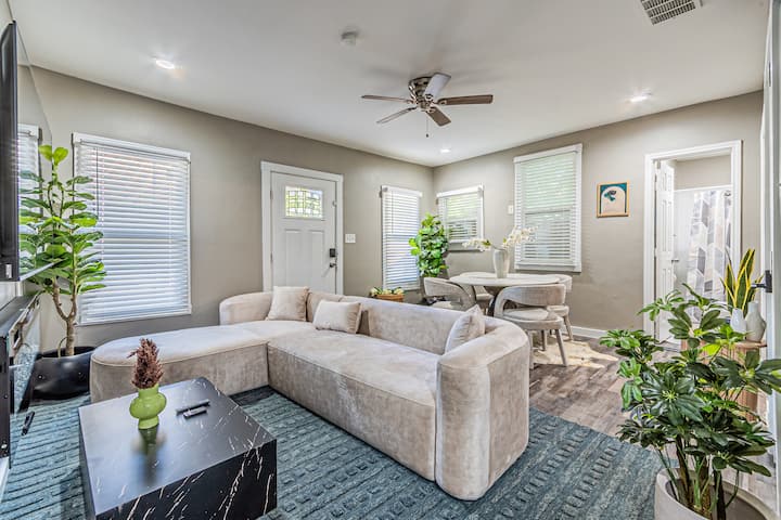 Uptown Bliss On Congress - Dallas, TX