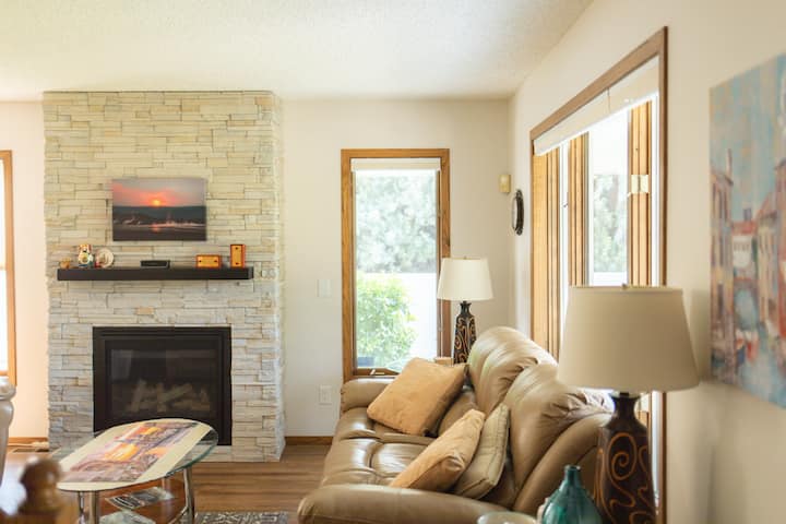 Modern 4-br House • Prime Location Near Zoo - Billings, MT