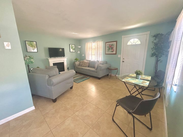 King Bed  - Walk To Downtown & Waterfront - Dunedin, FL