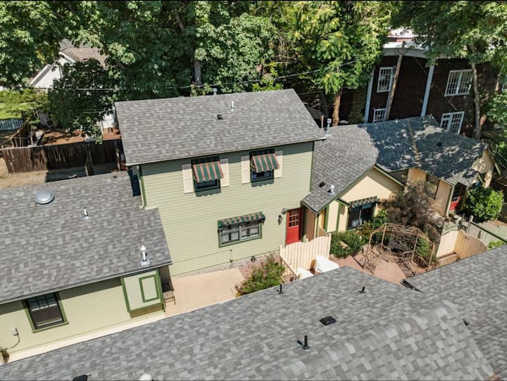 The Mooney - Spacious 1bd/1.5ba W/on-site Parking - Jacksonville, OR