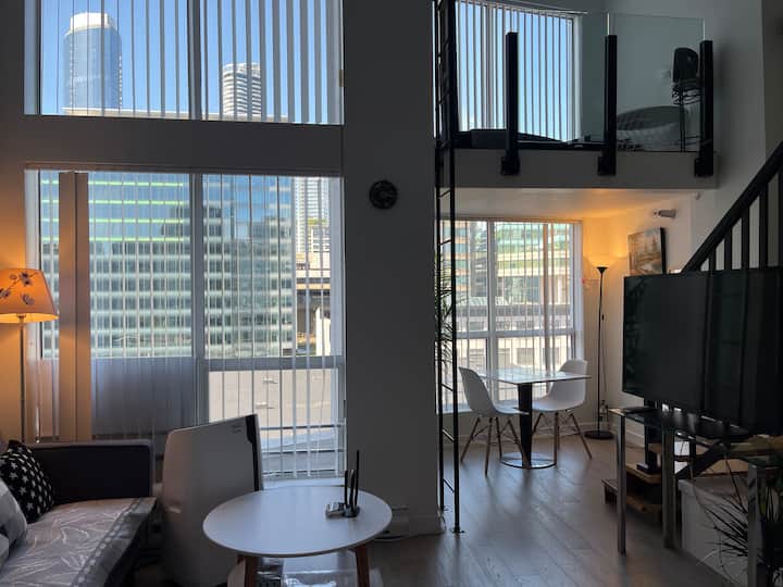 The Refined Loft /W Free Parking - Vancouver