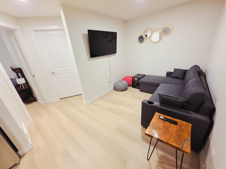 Cozy Modern 2 Bedroom Basement Suite - Calgary