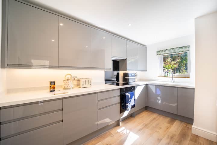 New Beautiful Bath Home - Sleeps 7 - Bath