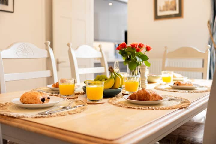 New Promotion- Beautiful Bath Home - Sleeps 7 - Bath