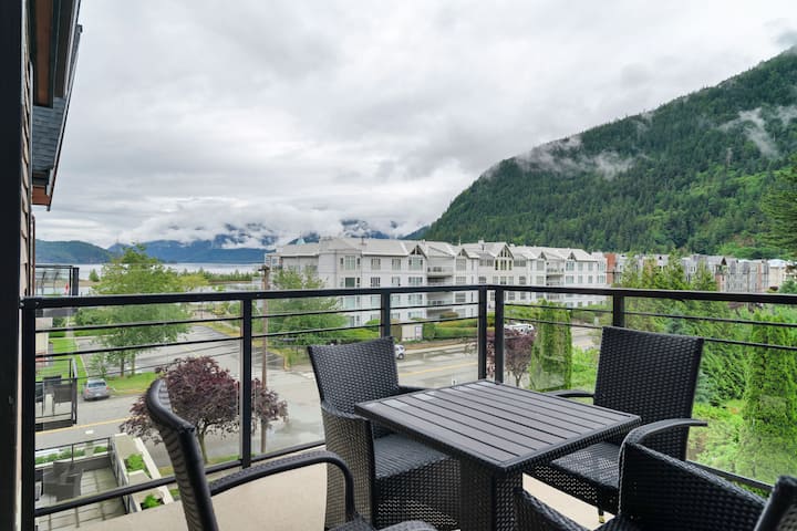 Modern 4br Unit W/lake Views - Harrison Hot Springs