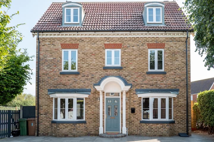 Rainbow Retreat | Spacious Family Stay, Sleeps 11 - Sittingbourne